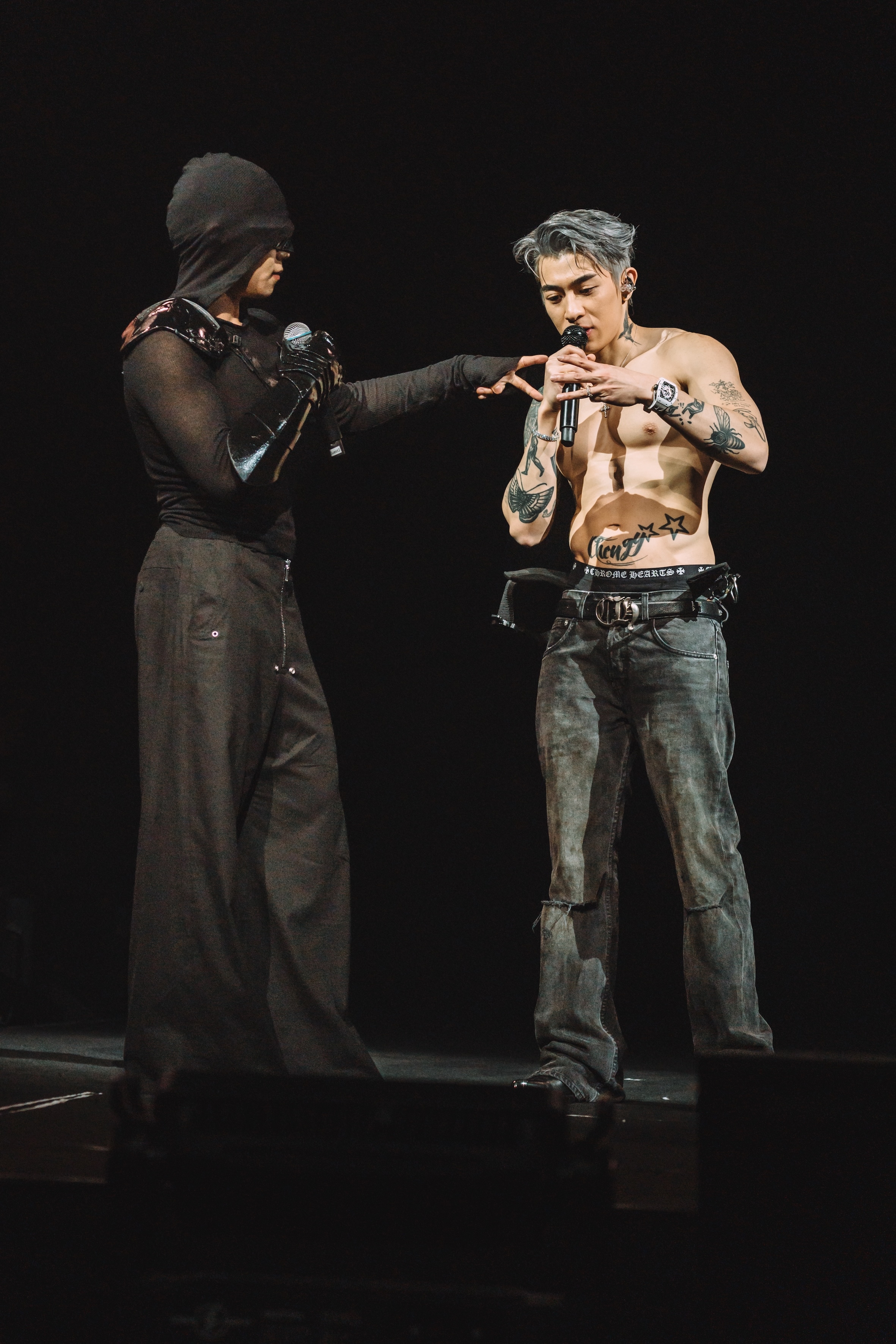 Tyson Yoshi澳門騷冧晒婚戒 「破處」半裸自彈自唱送驚喜 - 東張+