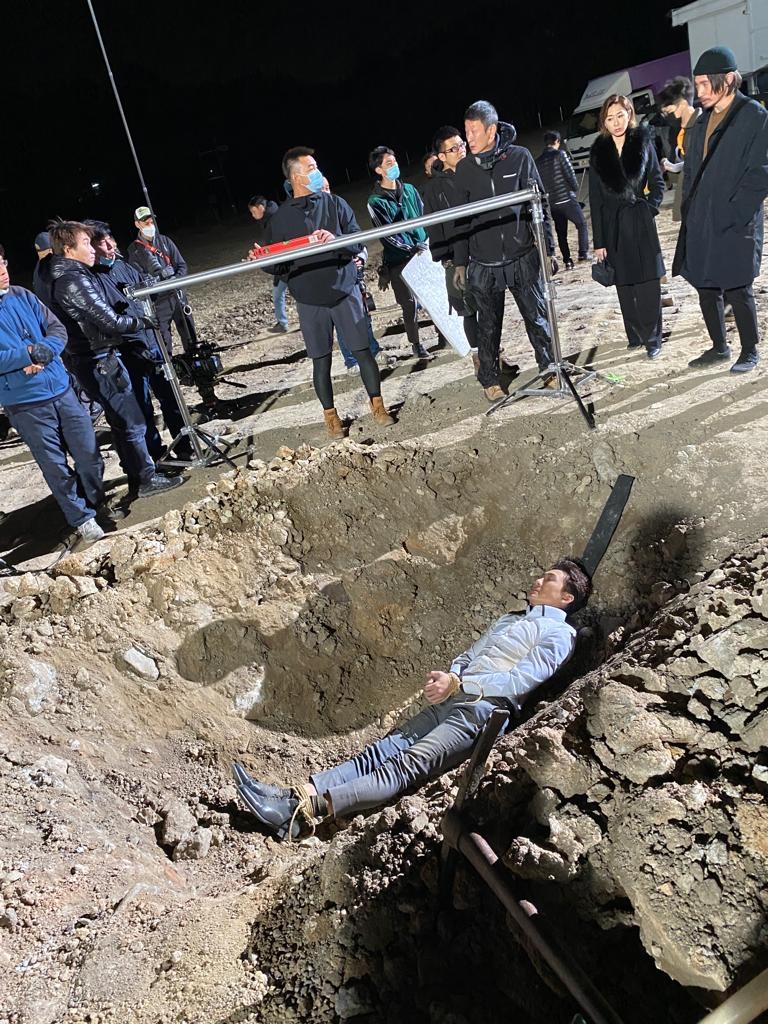 破毒強人｜Patrick Sir演奸鬼肉搏胡美貽 觀眾期待返跪玻璃畫面老婆未回應 - 東張+