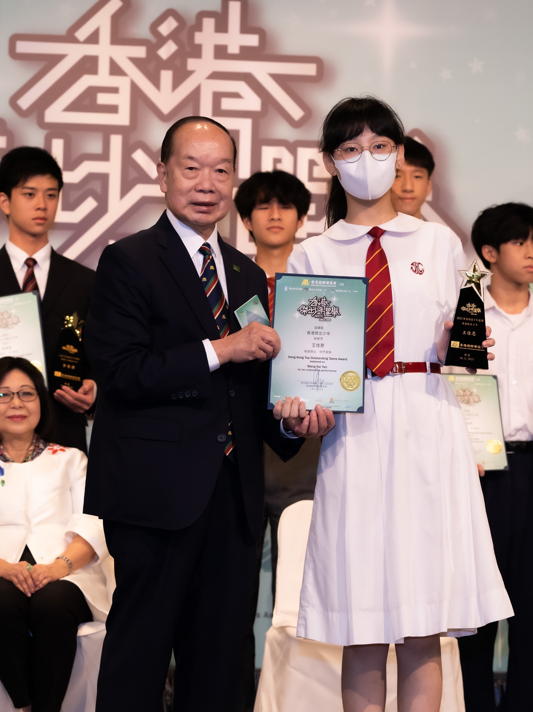 Gigi獲選香港傑出少年 低調戴口罩現身領獎 - 東張+