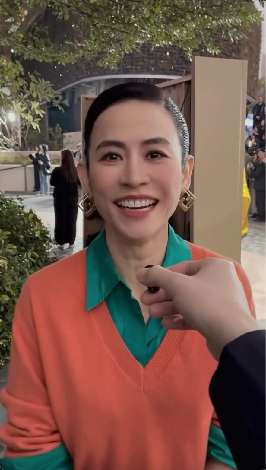 宣萱與群姐撞衫成熱話 網民期待「呼拉萱」客串愛回家 - 東張+