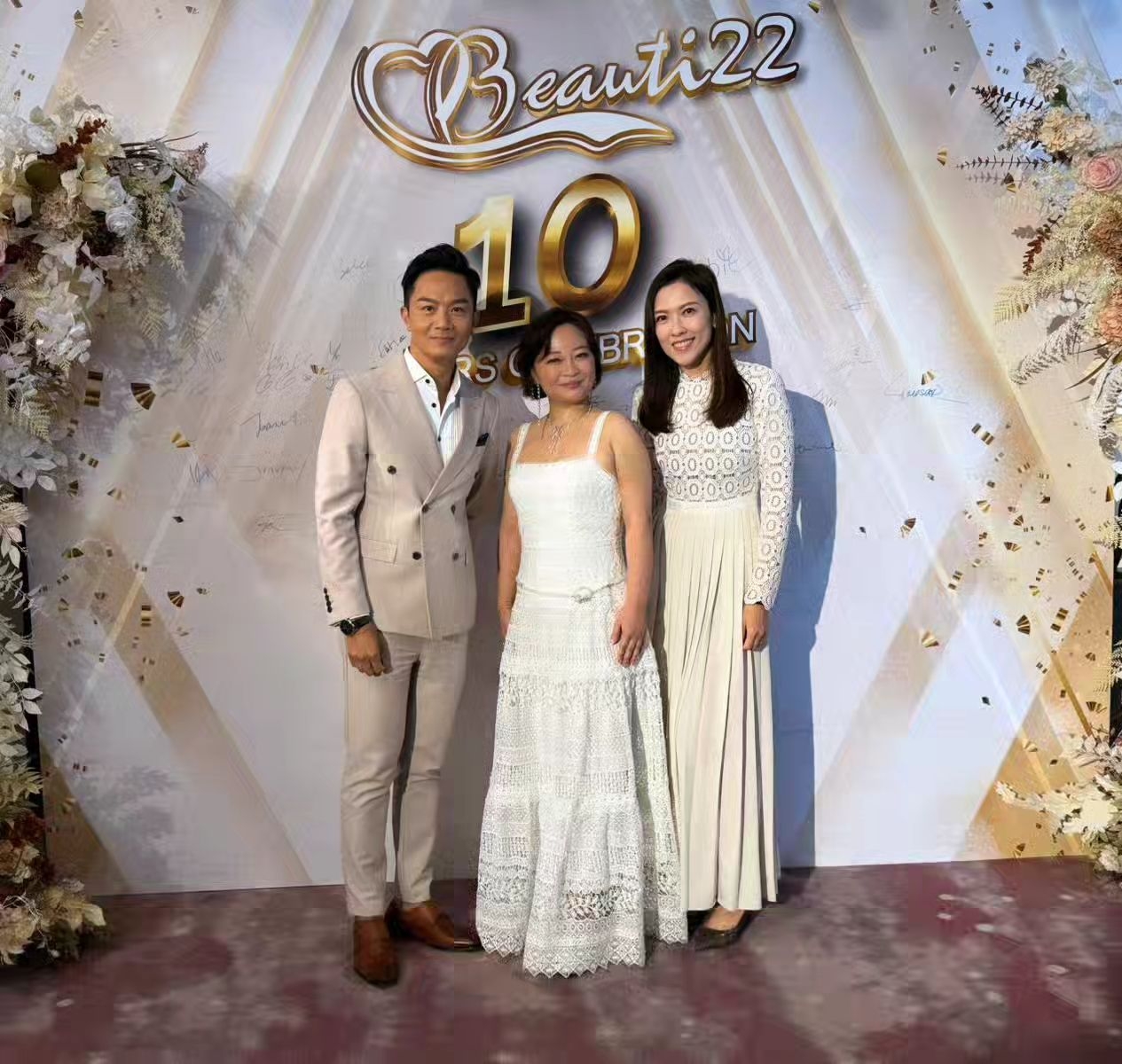 胡仔主持活動巧遇舊拍檔 息影轉任美容業任商會代表 - 東張+