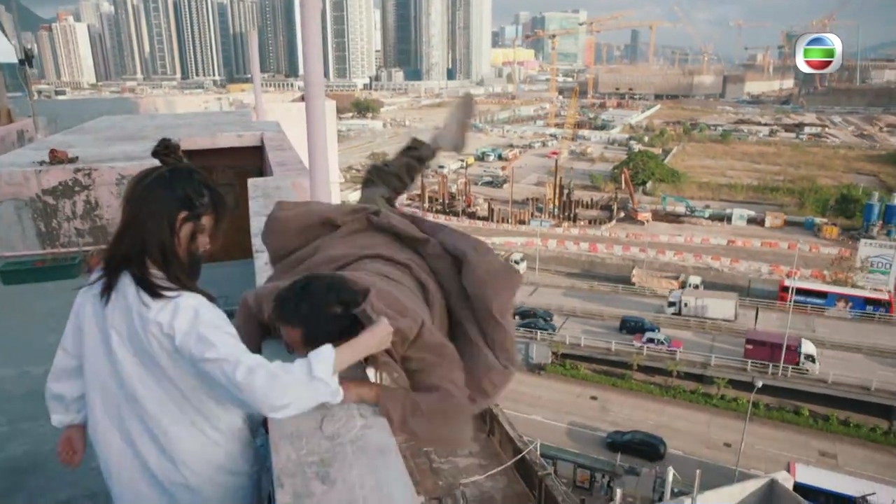 新四十二章丨陳豪舞動Krumper抿實個嘴Chok住扮勁 心心眼龔嘉欣全程忍笑 - 東張+