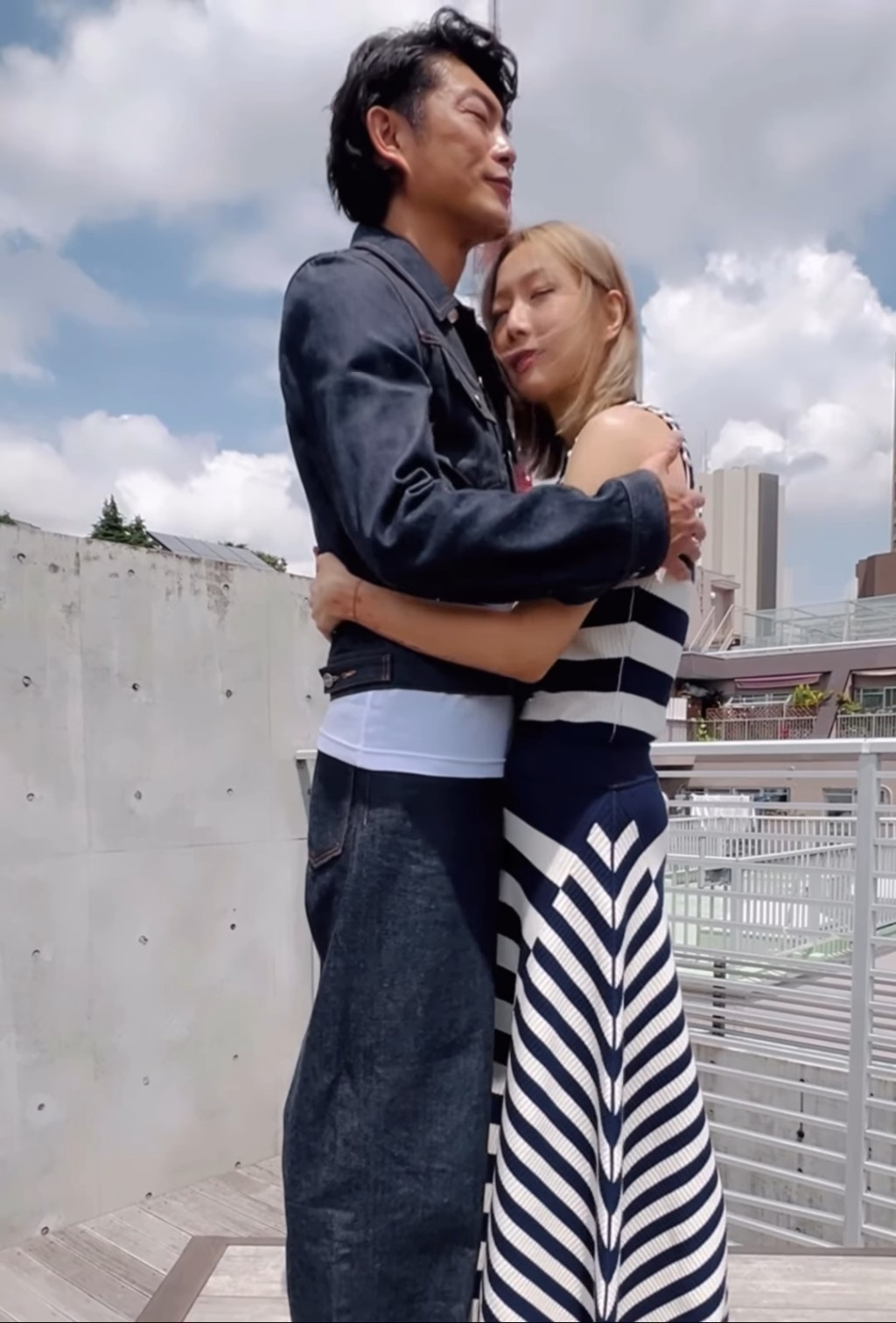 《瘦身男女》集體回憶丨 鄭秀文與初戀情人黑川愛火重燃 23年後重聚拍新歌MV深情擁抱 - 東張+